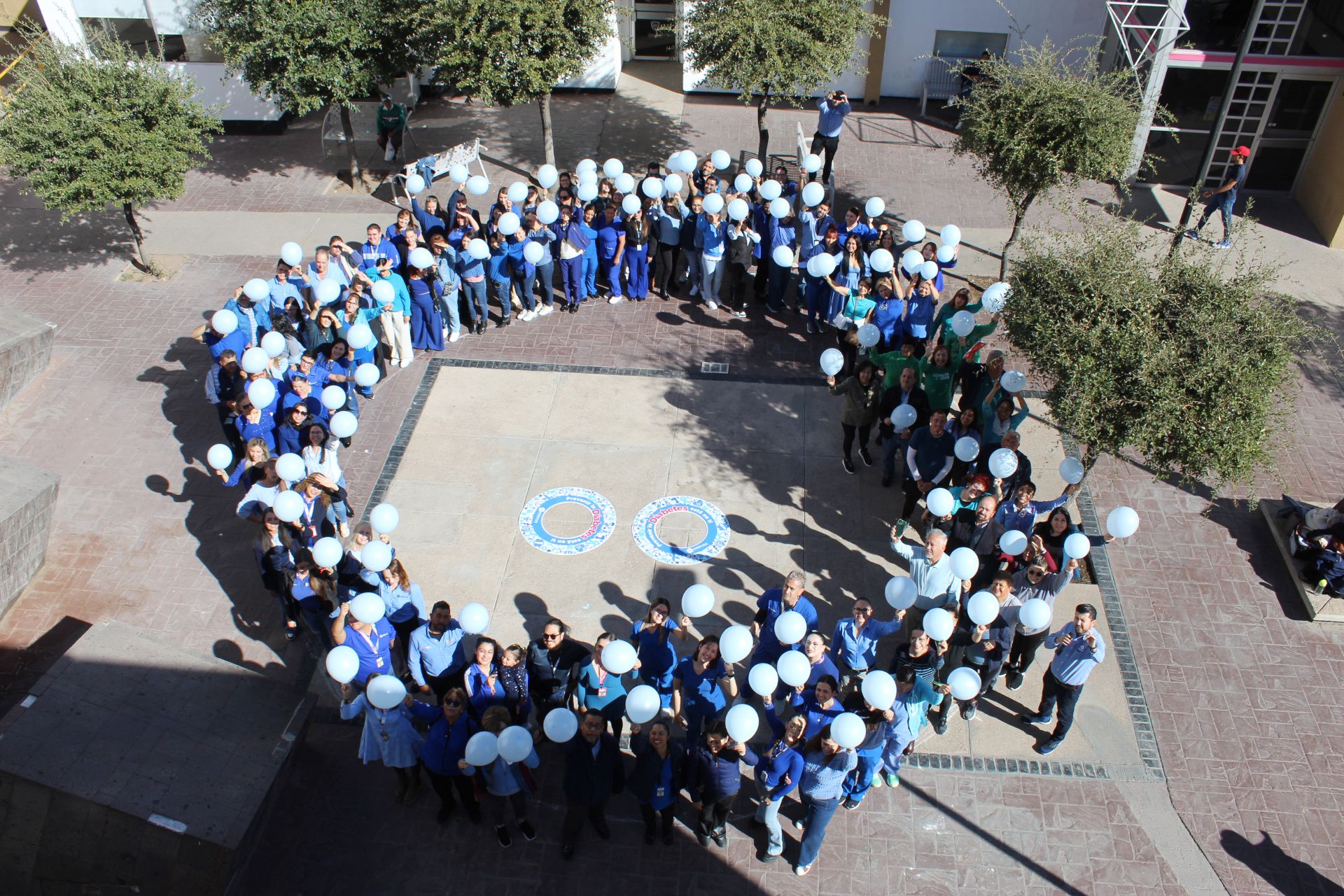 Forman círculo azul por el Día Mundial de la Diabetes en Pensiones ...