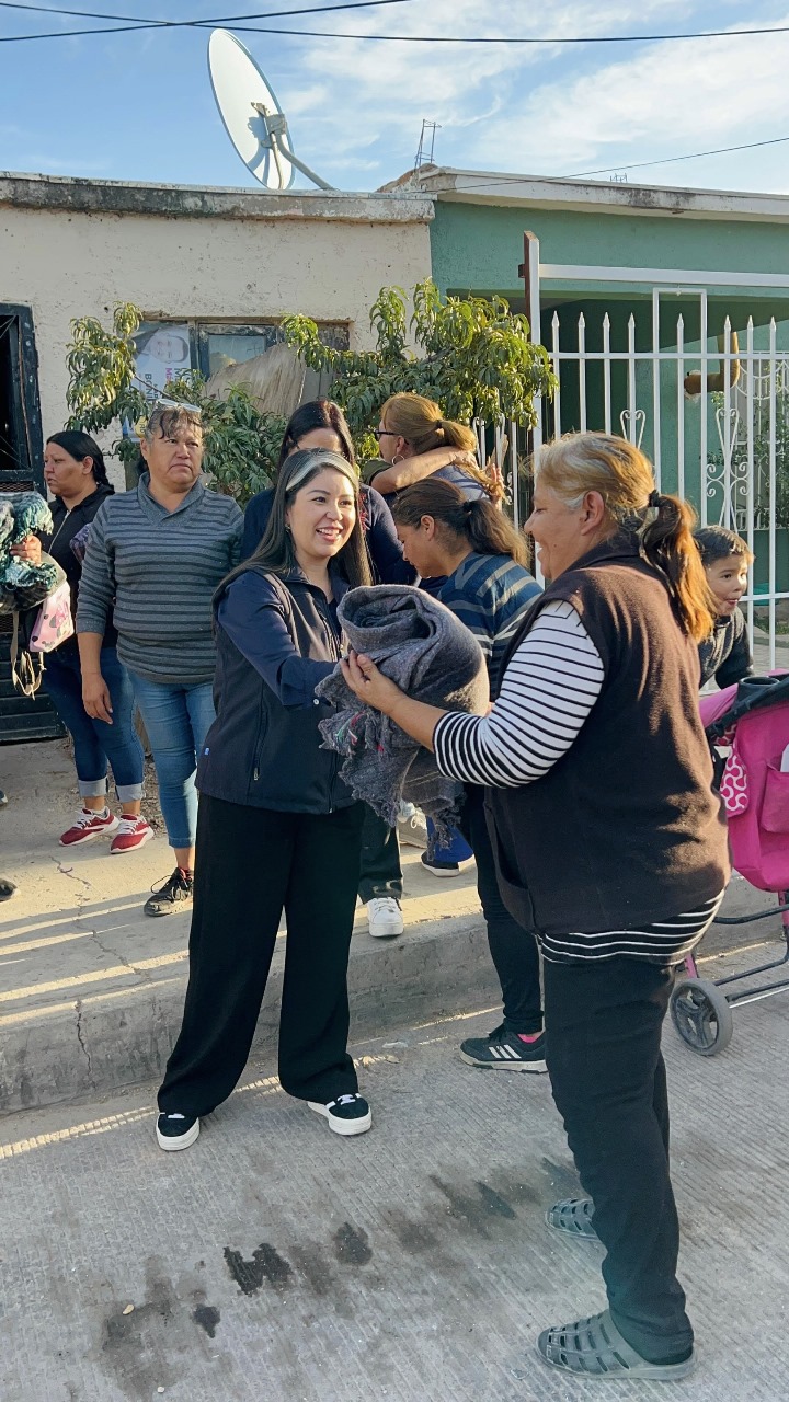 Entrega diputada Nancy Frías Cobijas para enfrentar el frío - Tierra Fuerte