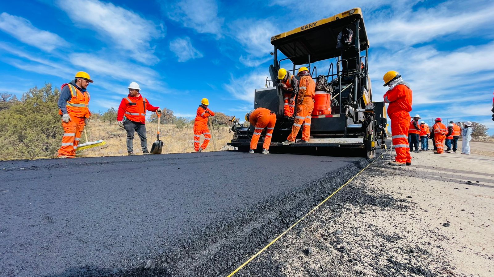 Trabaja SCOP en rehabilitación de tramos carreteros en Cuauhtémoc para mejorar la movilidad de ...